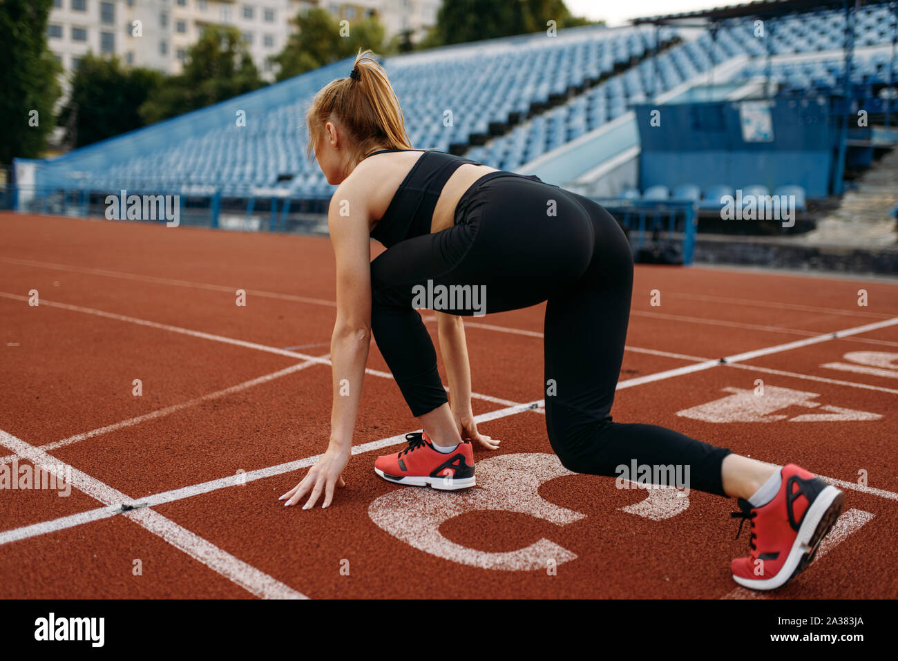Female runner start line hi-res stock photography and images - Alamy