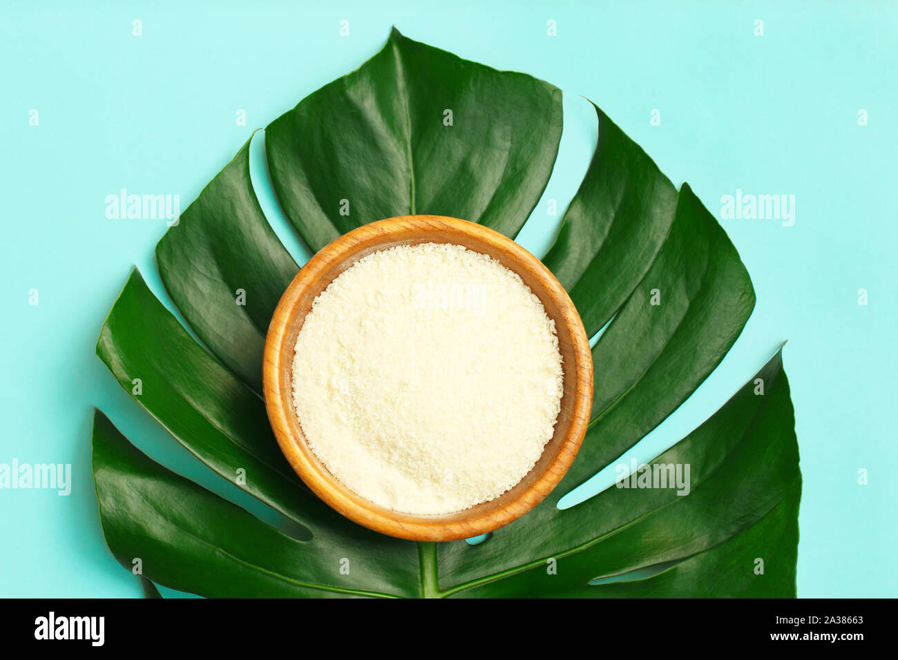 Collagen powder in bowl on palm leaf background Stock Photo - Alamy