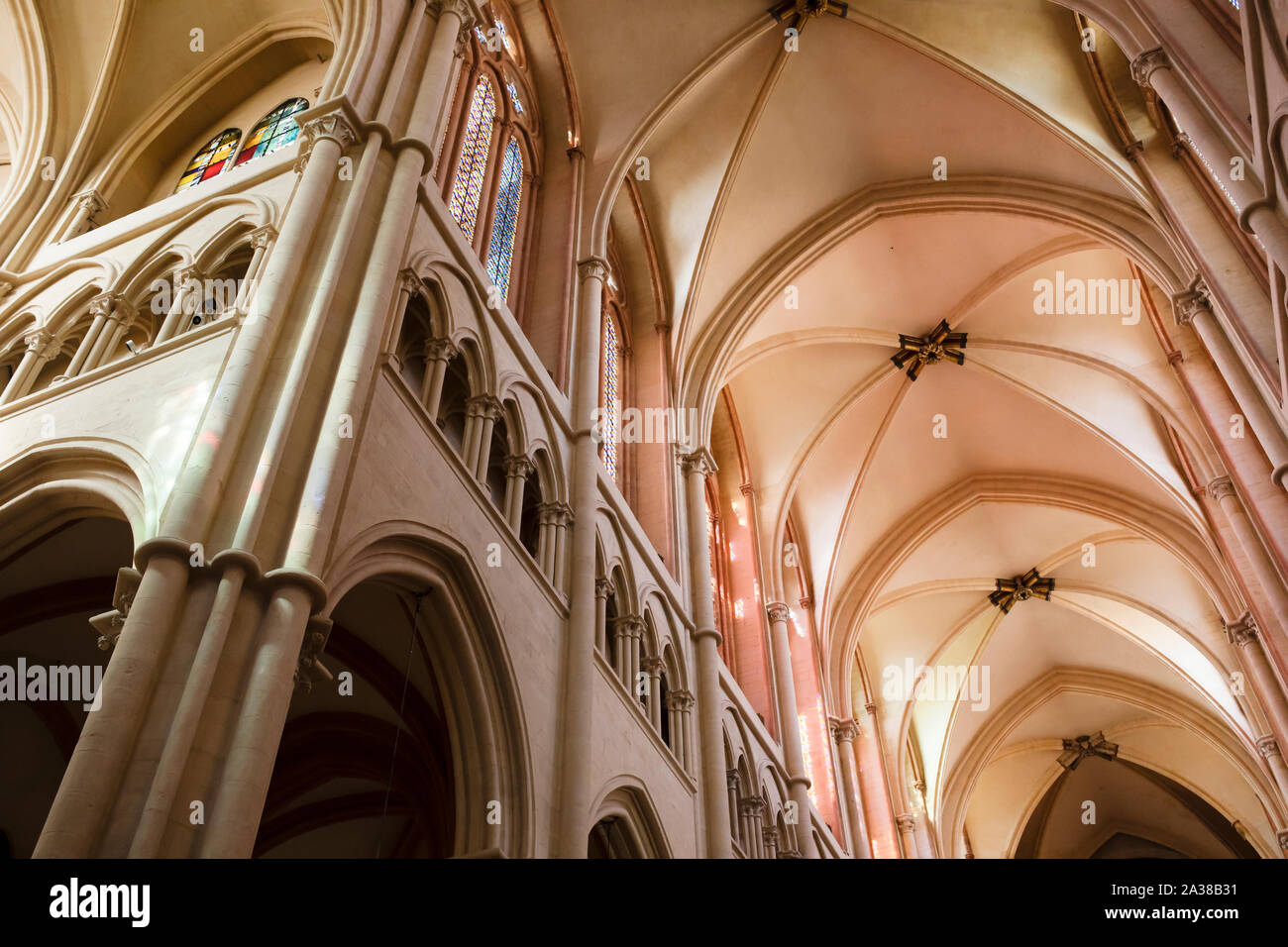 Light shining through church window hi-res stock photography and images ...