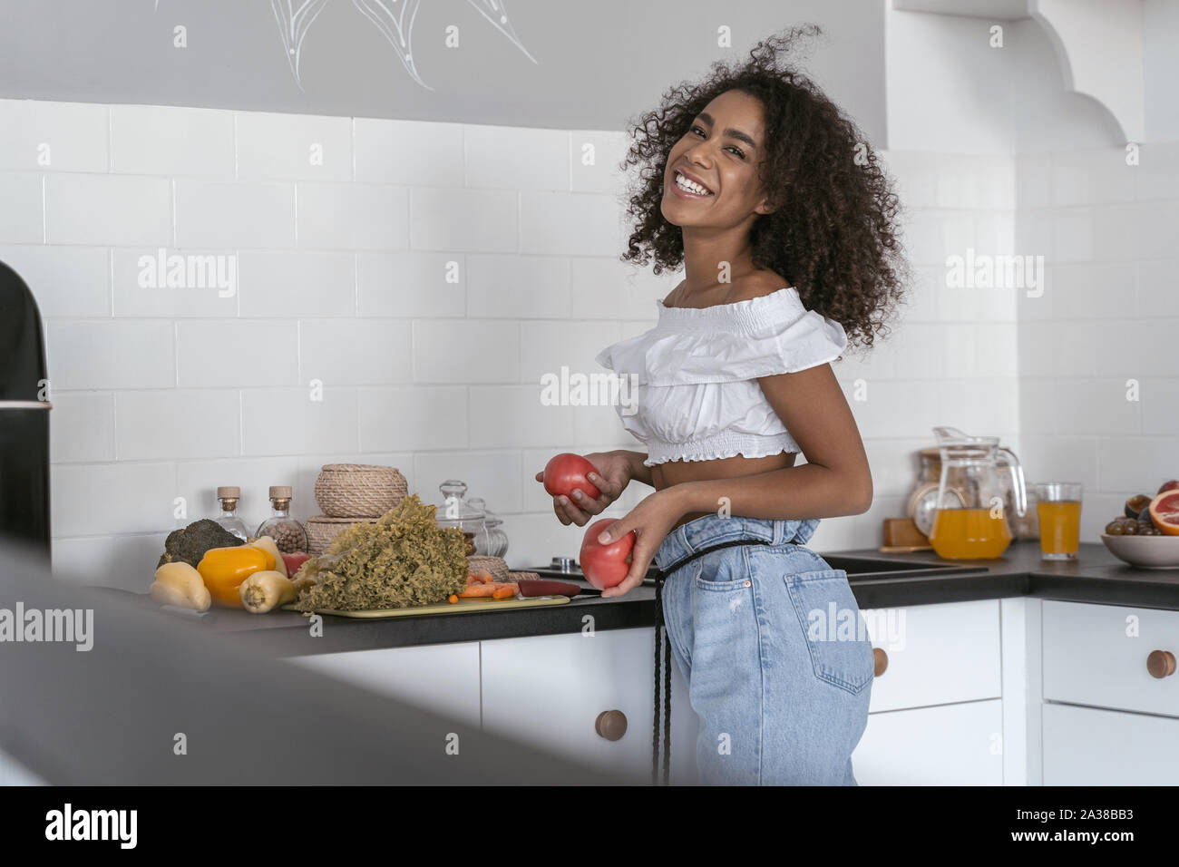 Pretty young woman going to cook dinner Stock Photo - Alamy