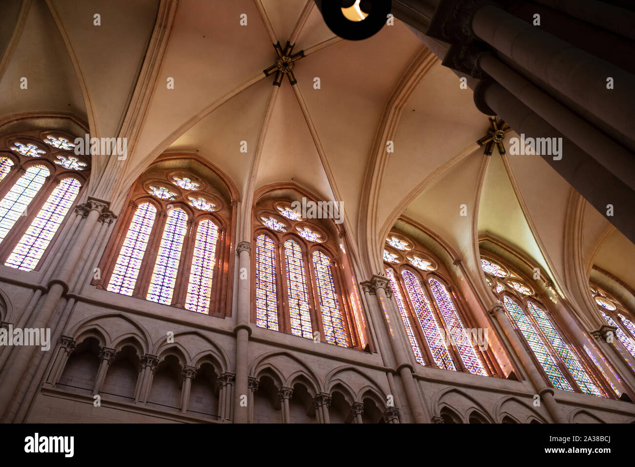 Light shining through church window hi-res stock photography and images ...