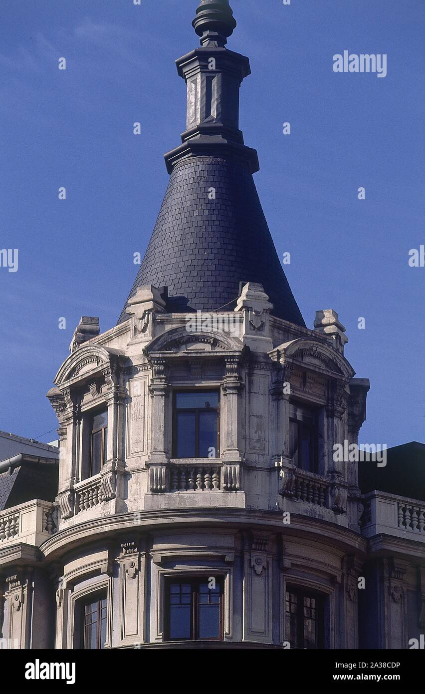 REMATE ARQUITECTONICO DE UN EDIFICIO DE VIVIENDAS. Location: EXTERIOR ...