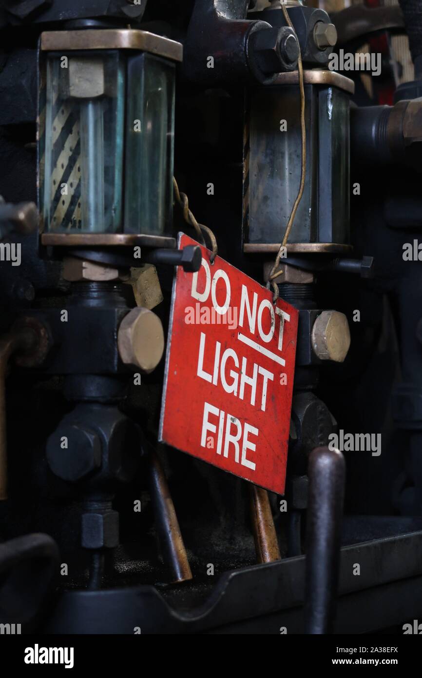Do not light fire sign Stock Photo - Alamy
