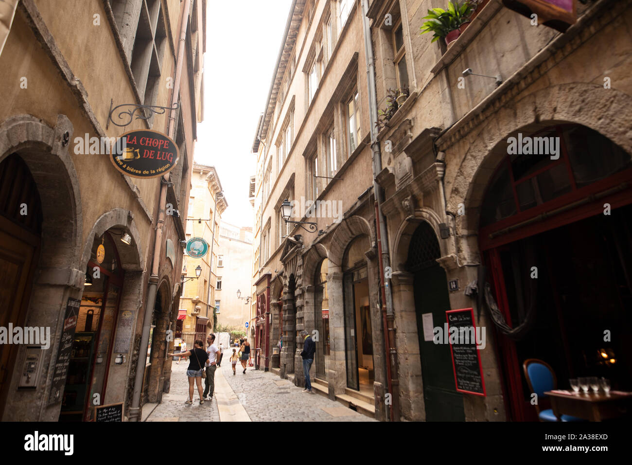 Shops and restaurants on Rue de Boeuf in the historic old town ...
