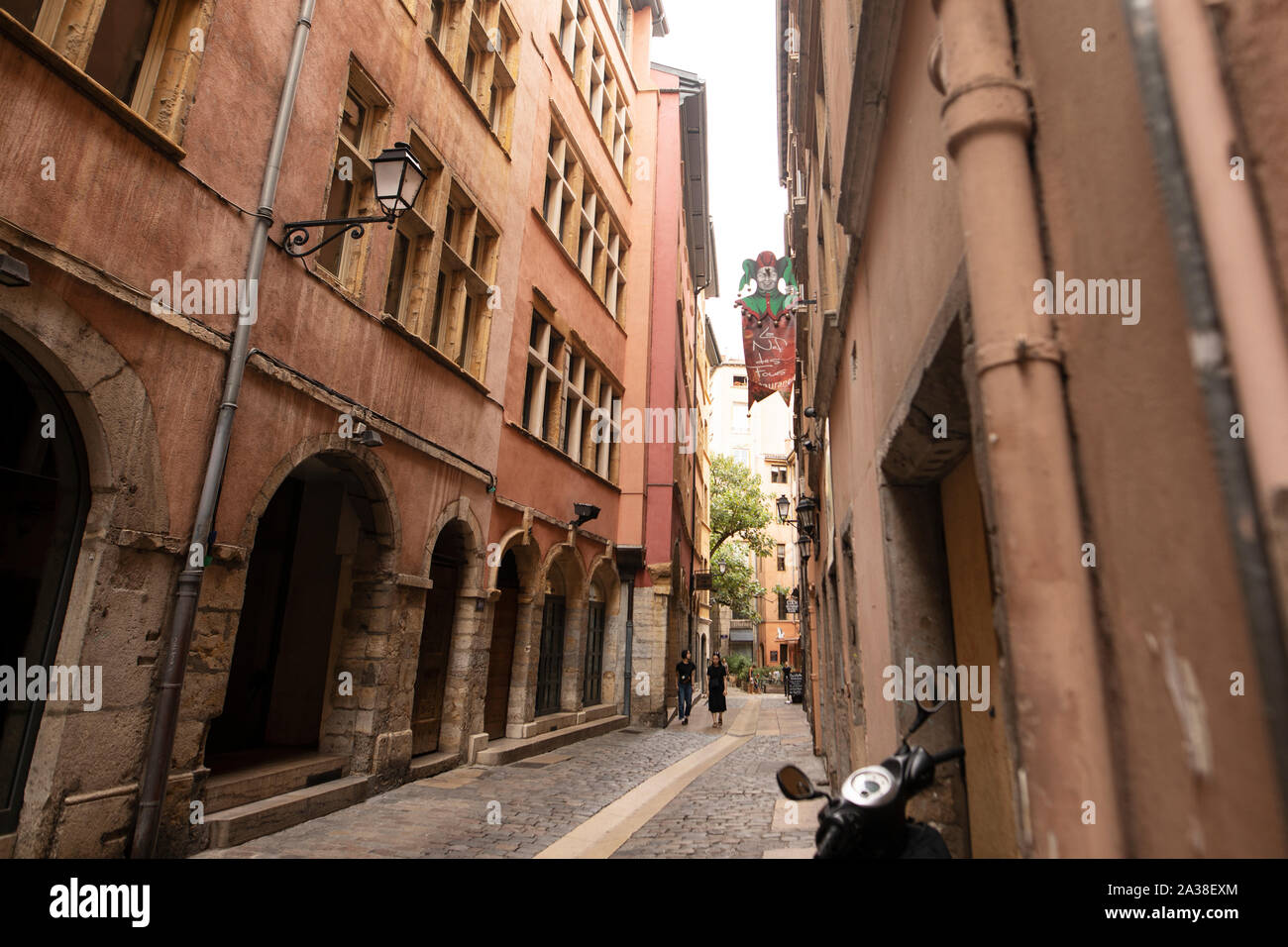 Shops and restaurants on Rue de Boeuf in the historic old town ...