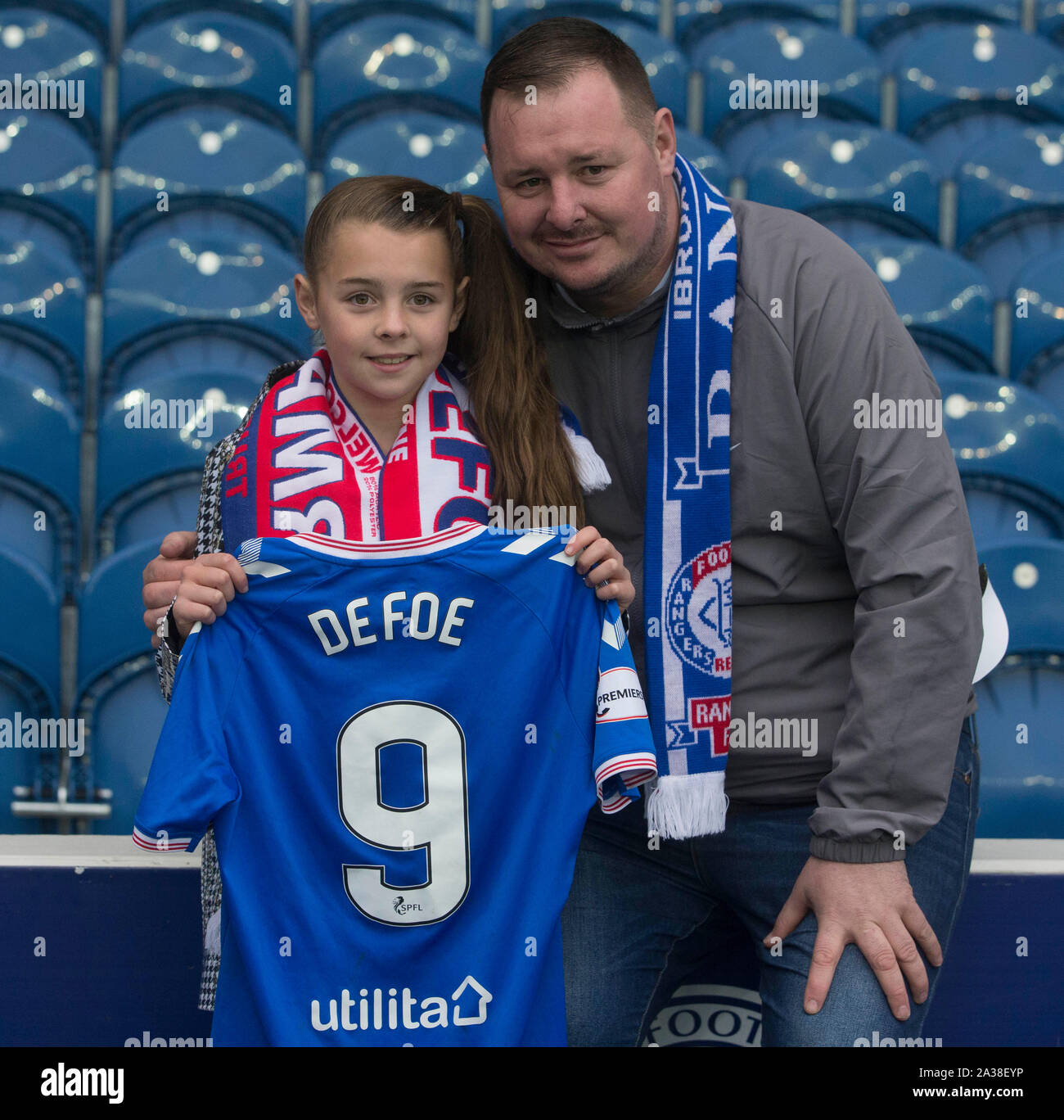 Fan Amber Smith with her dad Derek pose for a photo with the shirt of ...