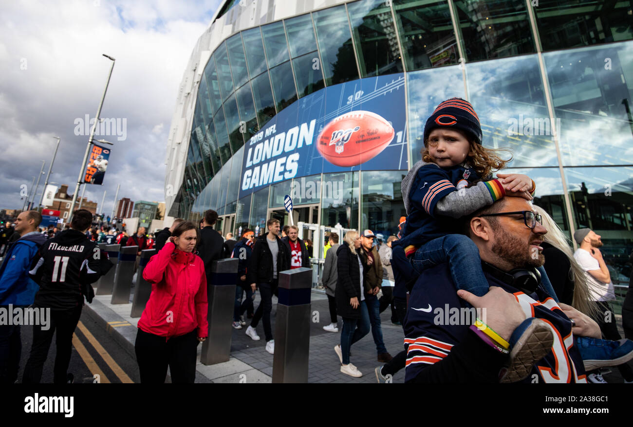 Chicago bears fans outside stadium hi-res stock photography and images ...