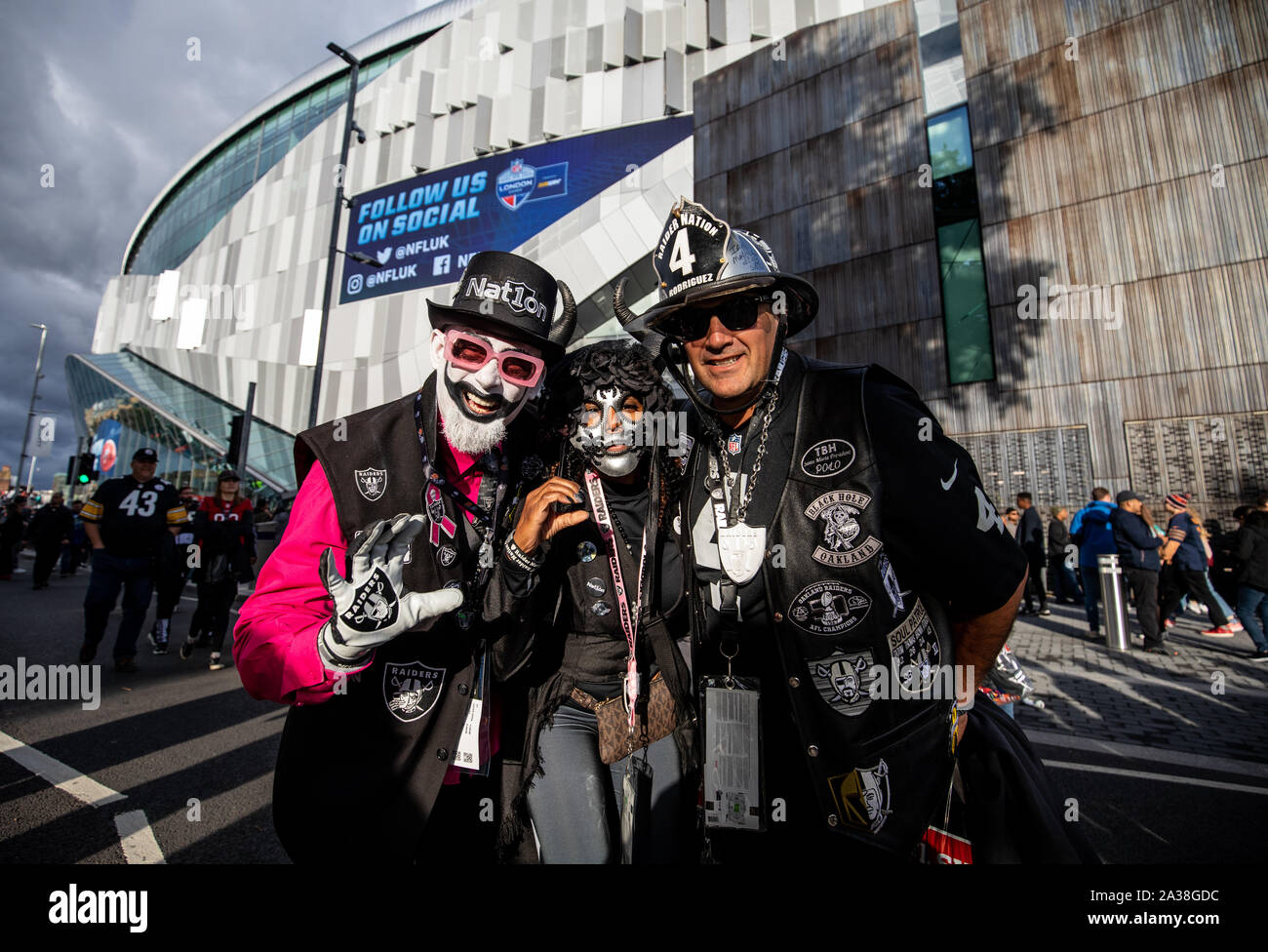 Chicago bears fans outside stadium hi-res stock photography and images ...