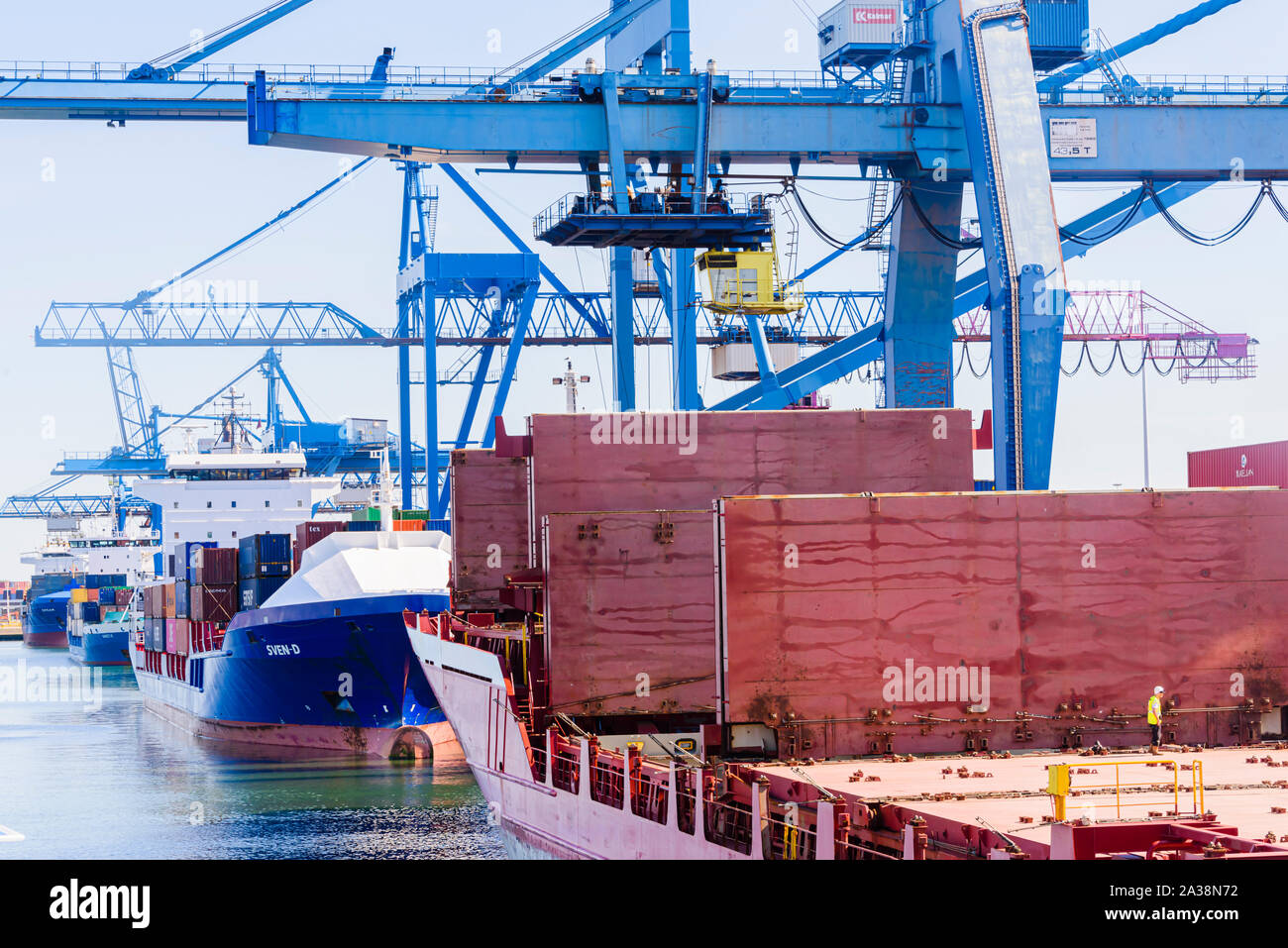 Cranes for removing ISO shipping containers from freight ships at the ...