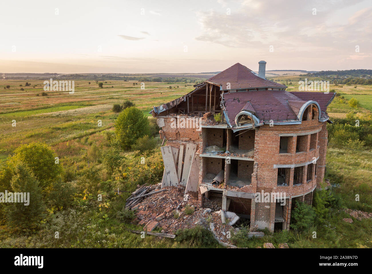 Old ruined building after earthquake. A collapsed brick house Stock ...