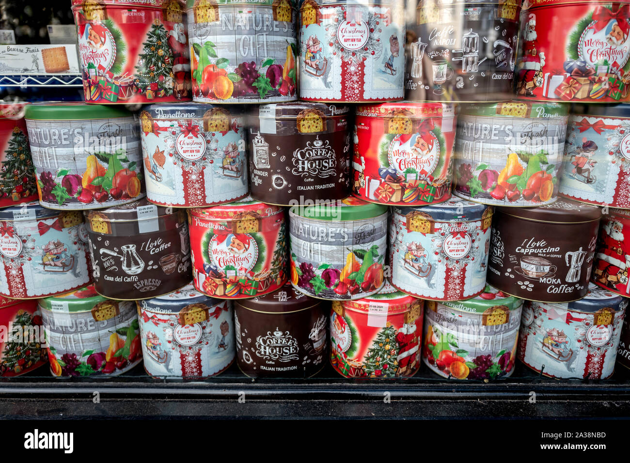 A window display of Christmas panettone Stock Photo - Alamy