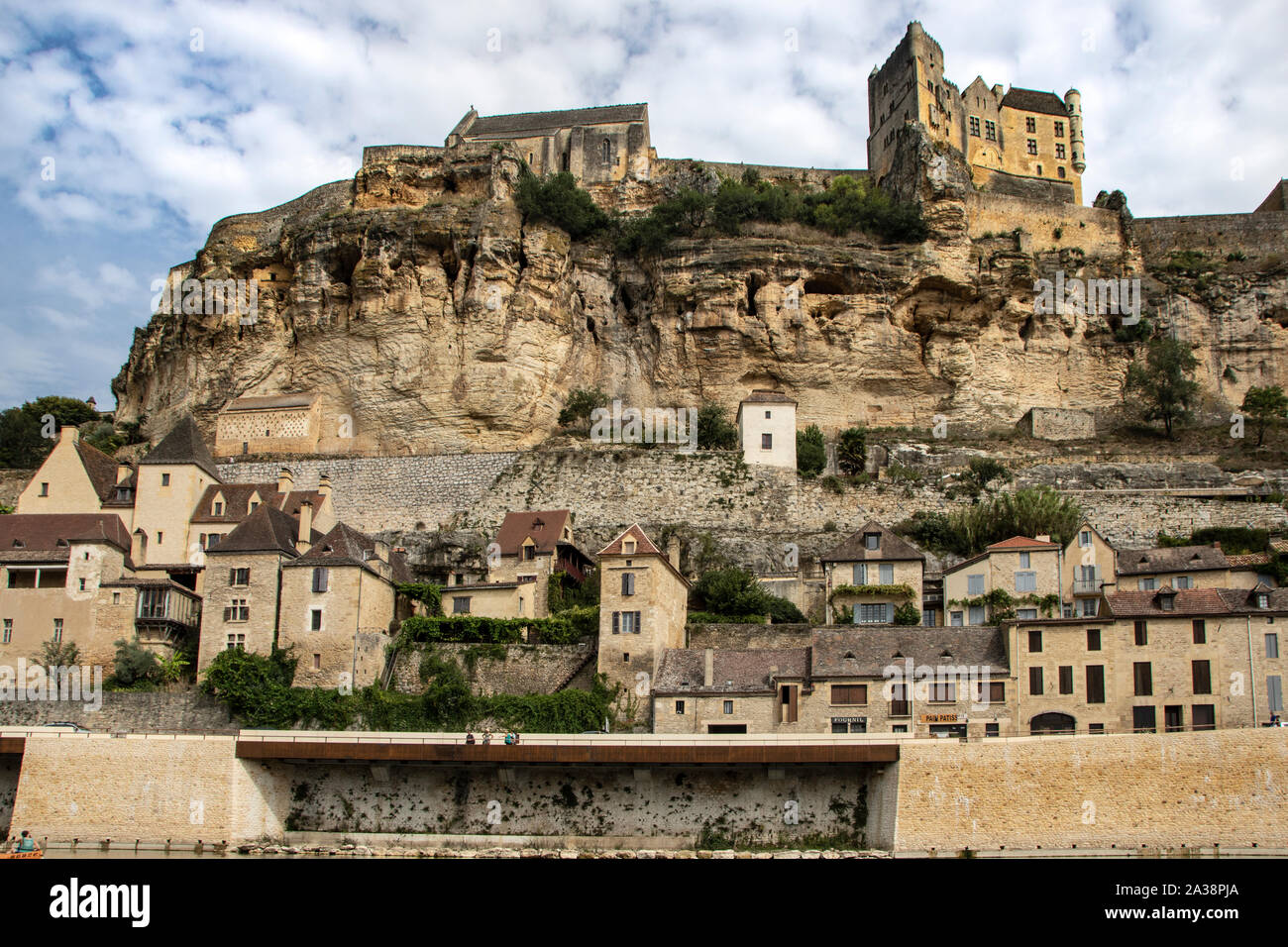 The Chateau de Beynac medieval castle looking over the town Beynac et ...