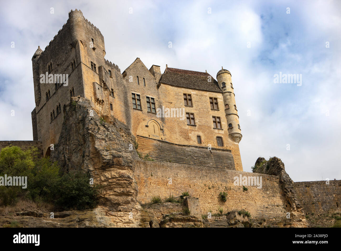 The Chateau de Beynac medieval castle looking over the town Beynac et ...