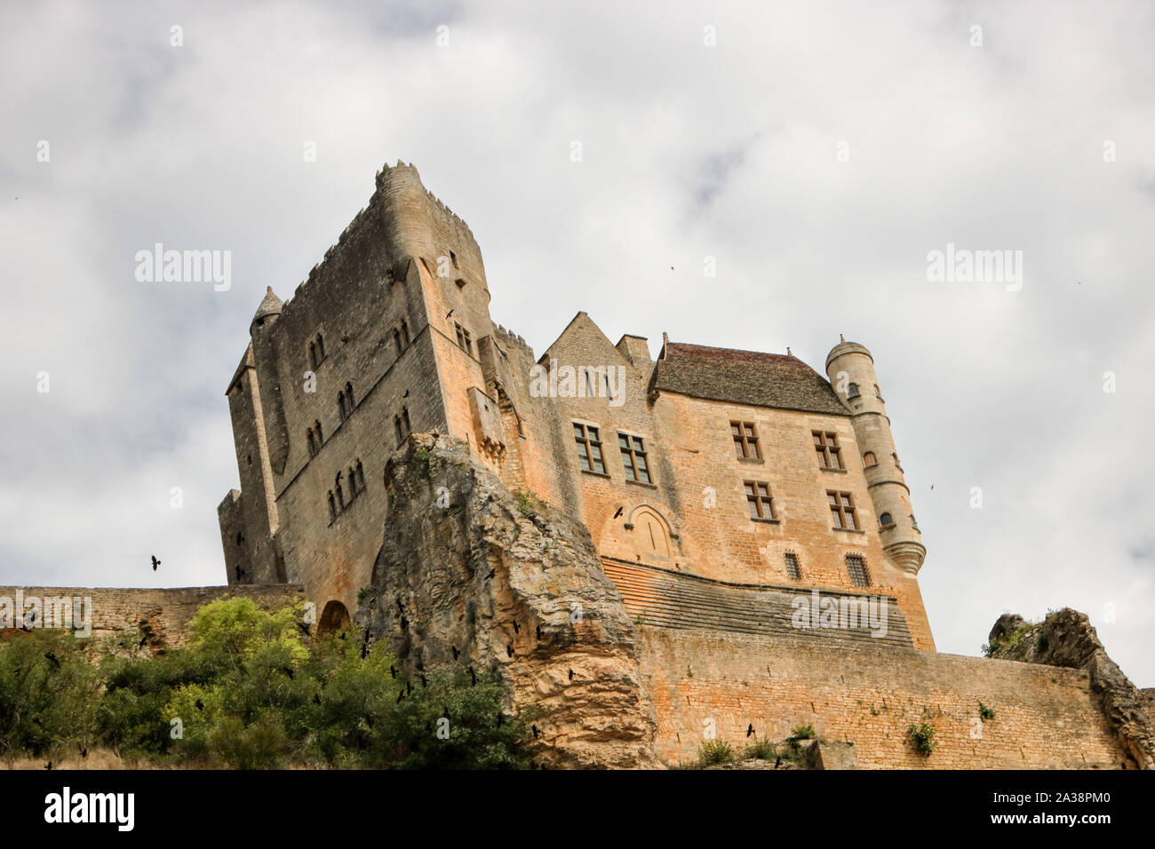 The Chateau de Beynac medieval castle looking over the town Beynac et ...
