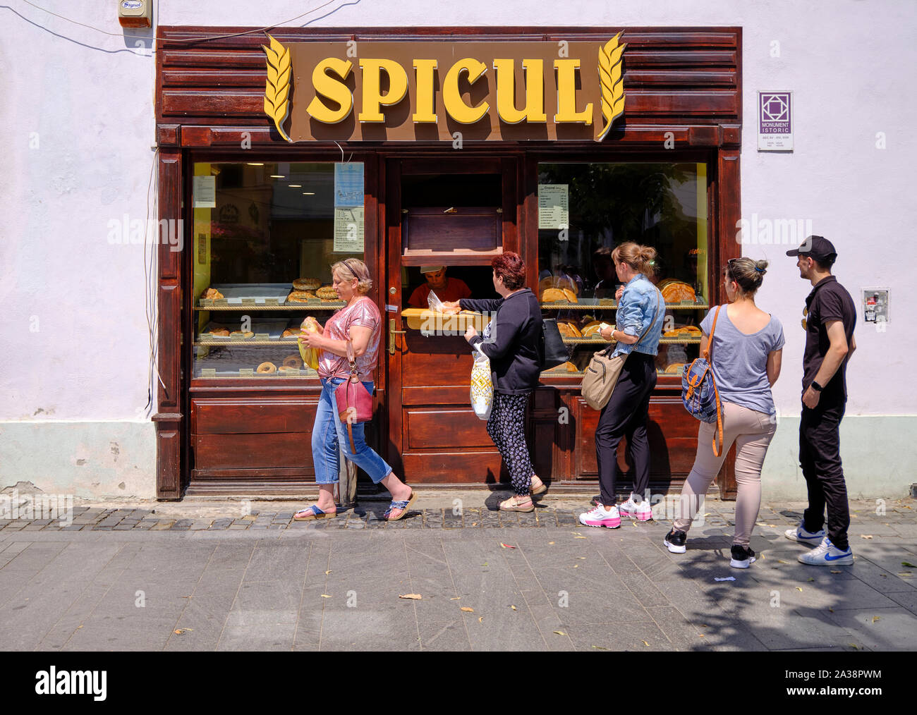 Serving counter hi-res stock photography and images - Alamy