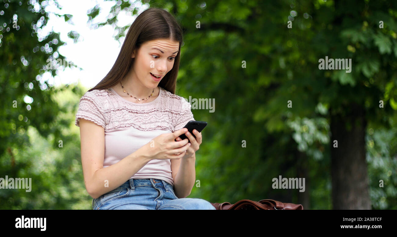 Ecommerce reading happy woman hi-res stock photography and images - Alamy