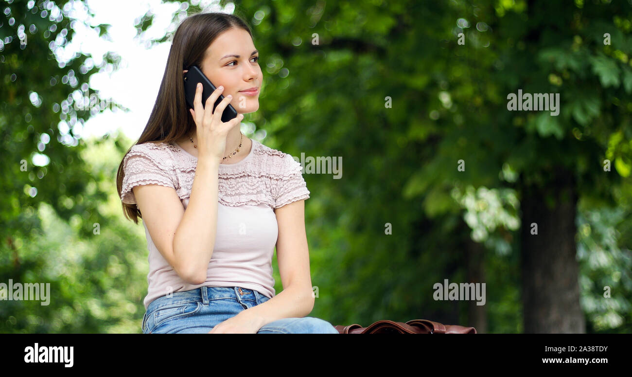 Happy teenager sitting talking hi-res stock photography and images - Alamy