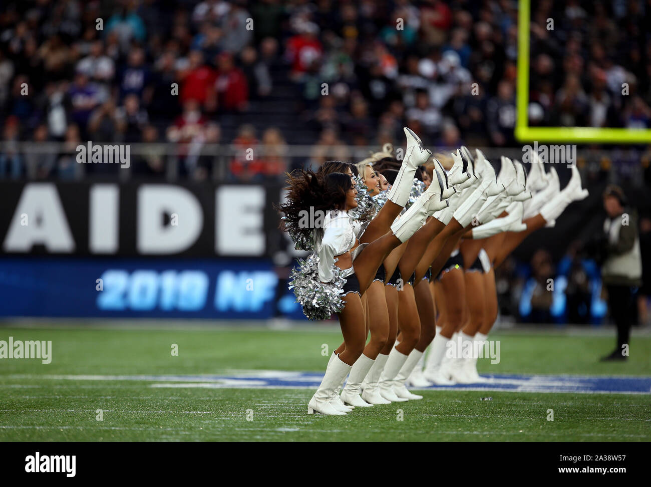 Nfl cheerleaders hi-res stock photography and images - Alamy
