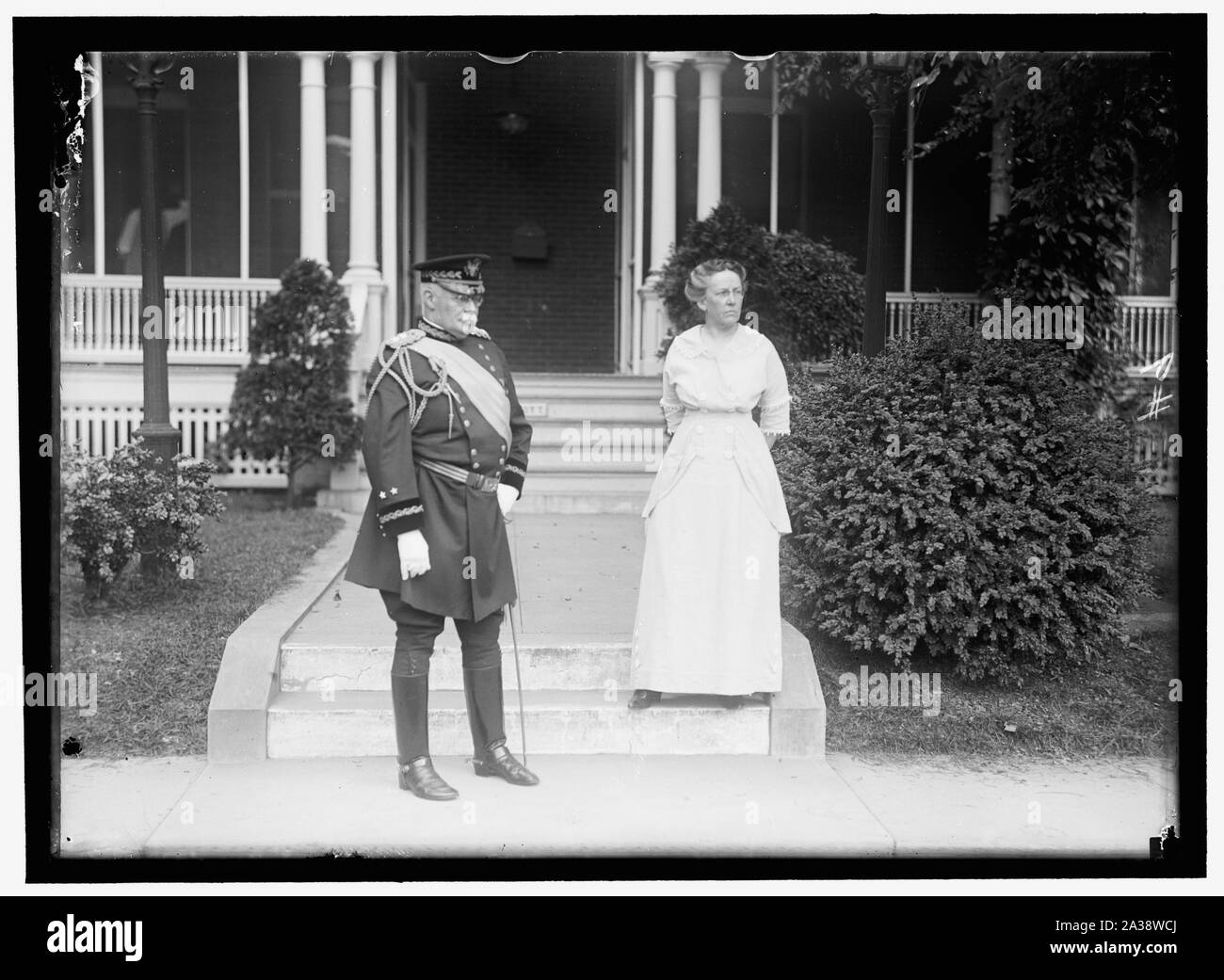SCOTT, MRS. HUGH L., AT RESIDENCE, WITH GENERAL SCOTT Stock Photo - Alamy