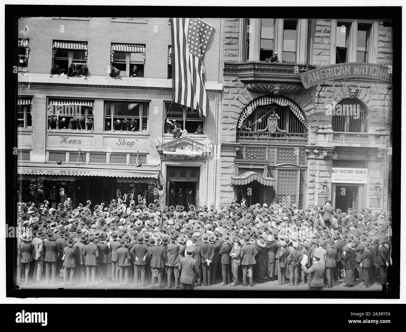 SHIPPING BOARD, U.S. EMPLOYEES IN FRONT OF BUILDING Stock Photo - Alamy