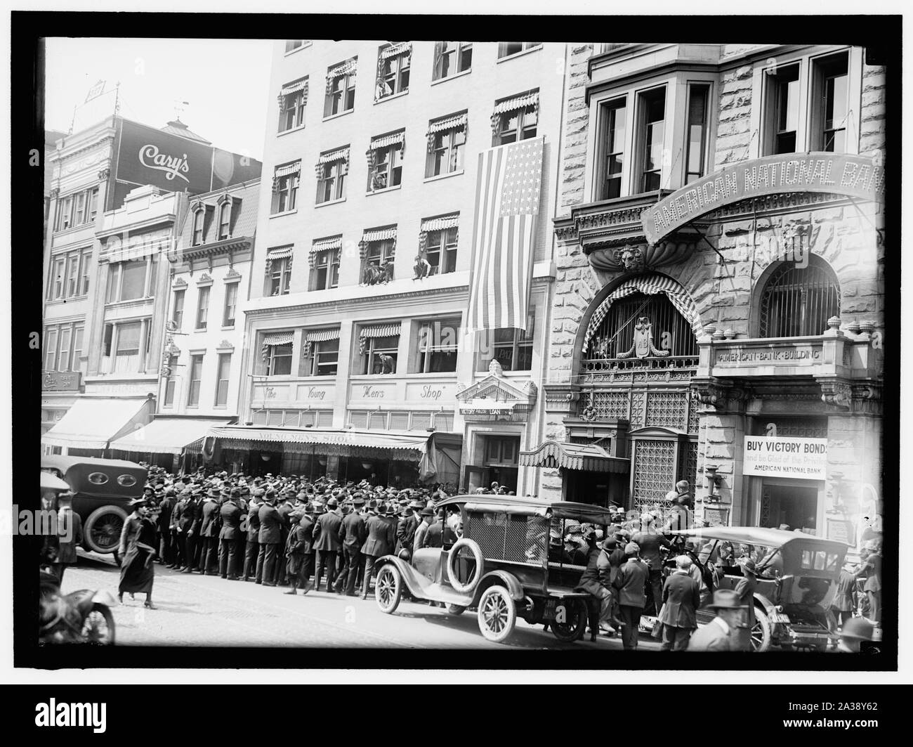 SHIPPING BOARD, U.S. EMPLOYEES IN FRONT OF BUILDING Stock Photo - Alamy