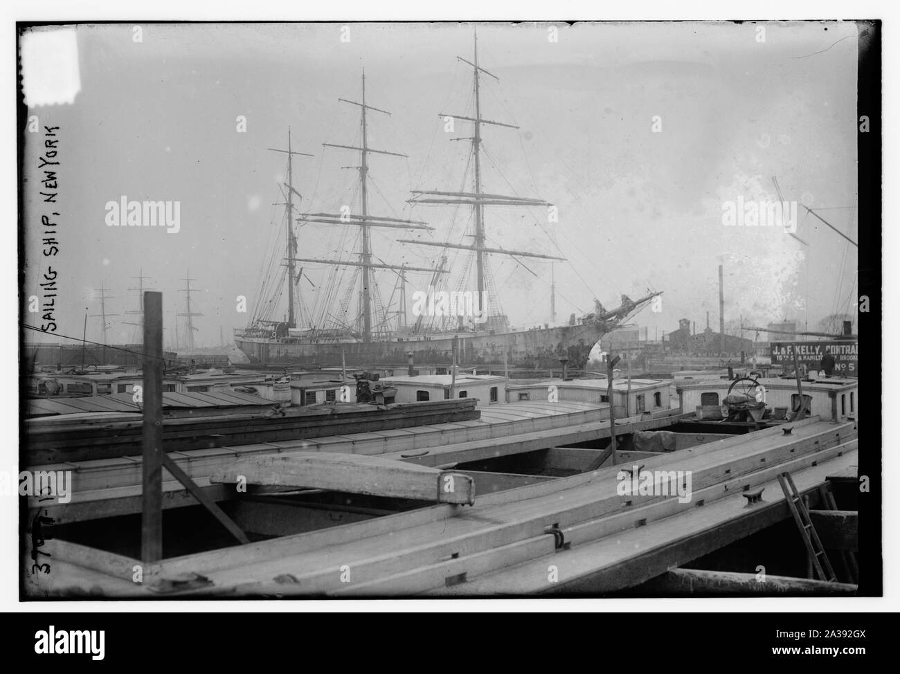 Sailing boat going sea Black and White Stock Photos & Images - Alamy