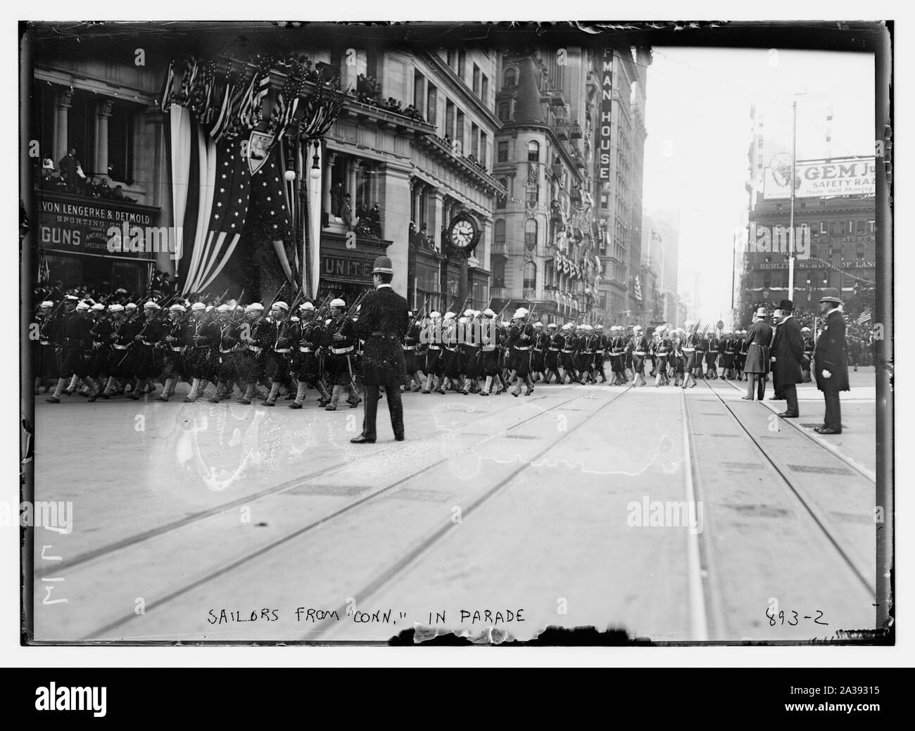 Sailors uniform sailor uniforms hi-res stock photography and images - Alamy