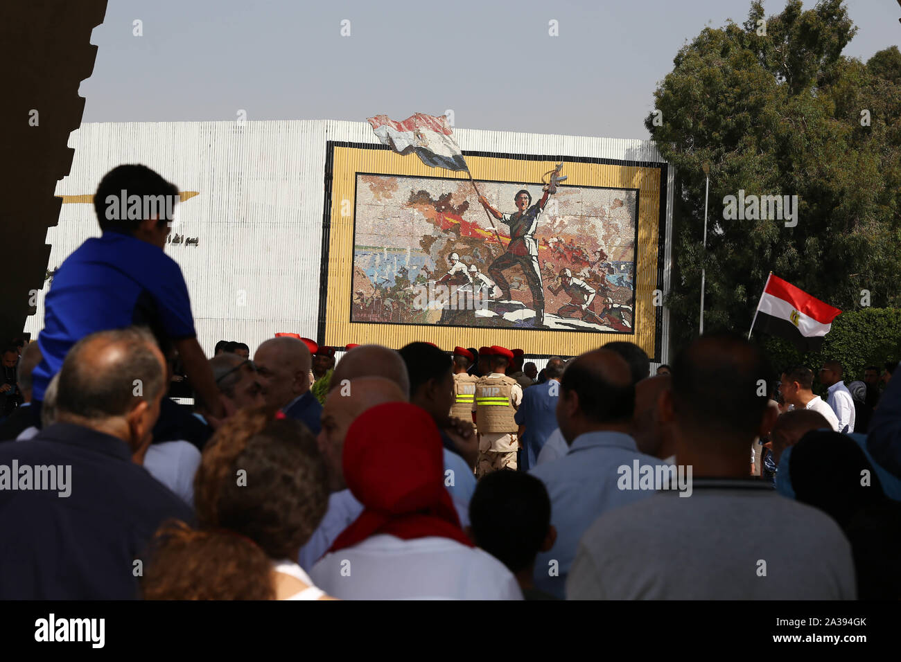 Cairo, Egypt. 6th Oct, 2019. People visit the Sadat Memorial on the ...