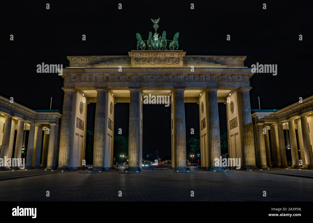 A picture of the Brandenburg Gate at night, in Berlin Stock Photo - Alamy