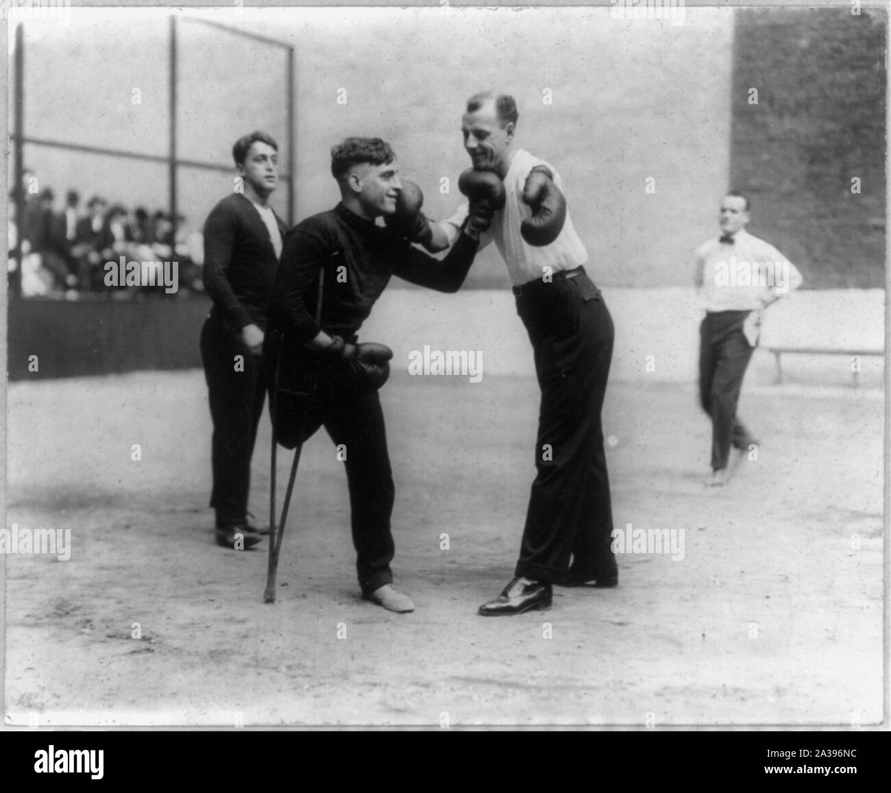 Sam Luzofsky (one leg) and Lon Young (one arm) boxing Stock Photo - Alamy