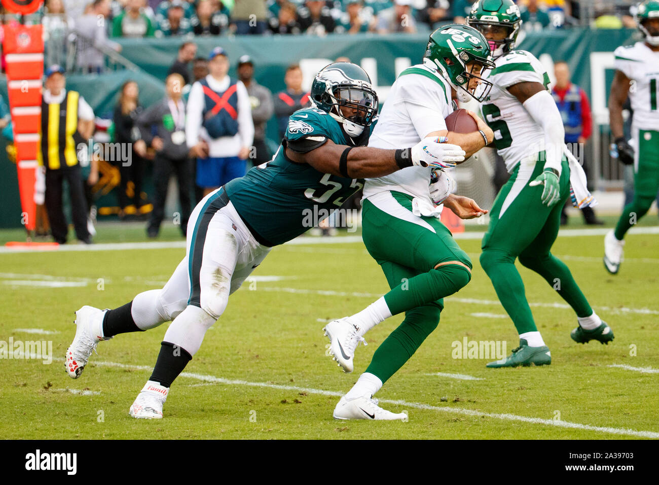 Philadelphia, Pennsylvania, USA. 6th Oct, 2019. New York Jets quarterback Luke Falk (8) gets ...