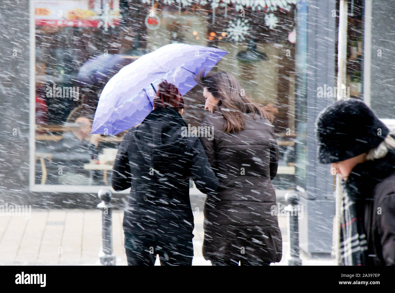 People walking in snow storm hi-res stock photography and images - Alamy