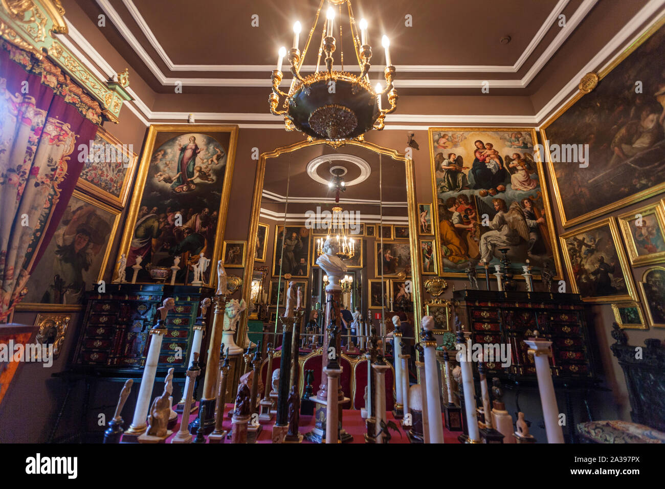 Small columns hi-res stock photography and images - Alamy