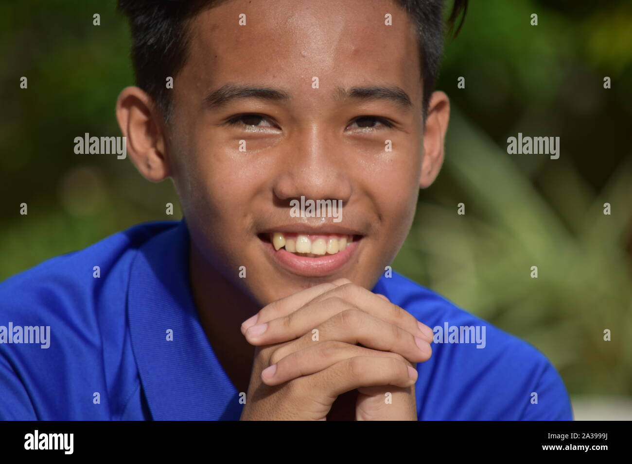 Filipino praying hi-res stock photography and images - Alamy