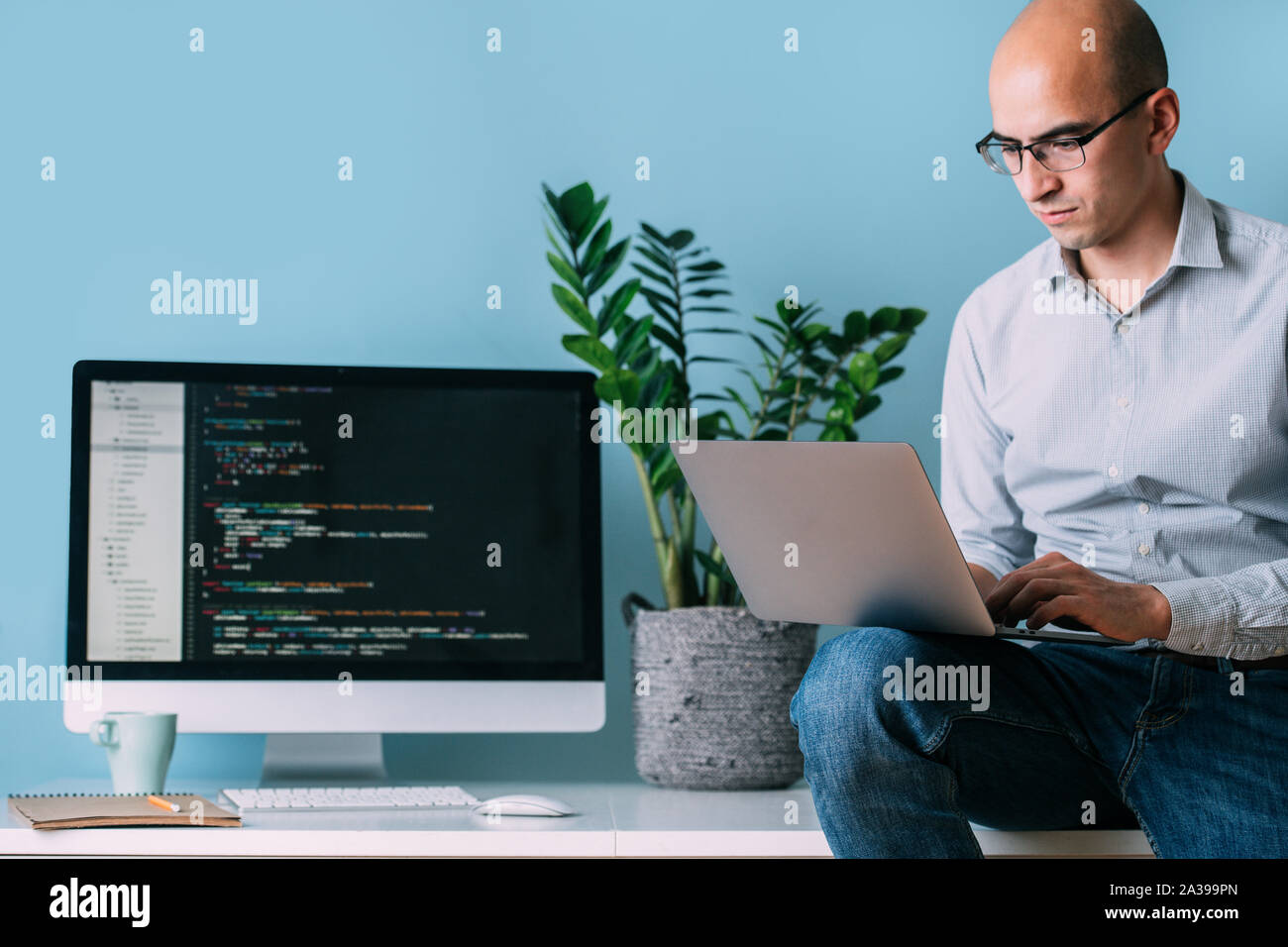 Programmer computer laptop office hi-res stock photography and images ...