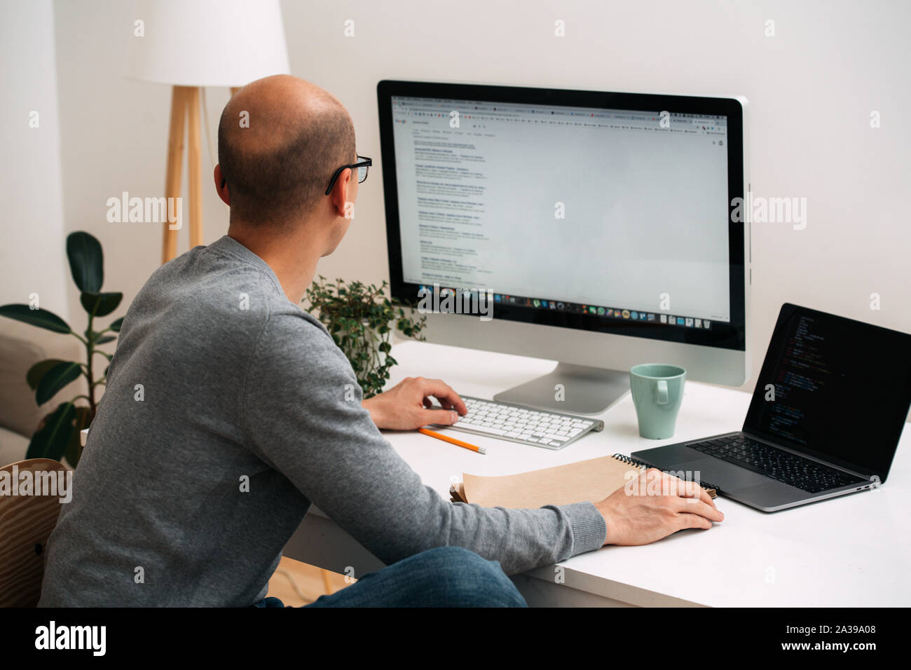Computer programmer monitor hi-res stock photography and images - Alamy