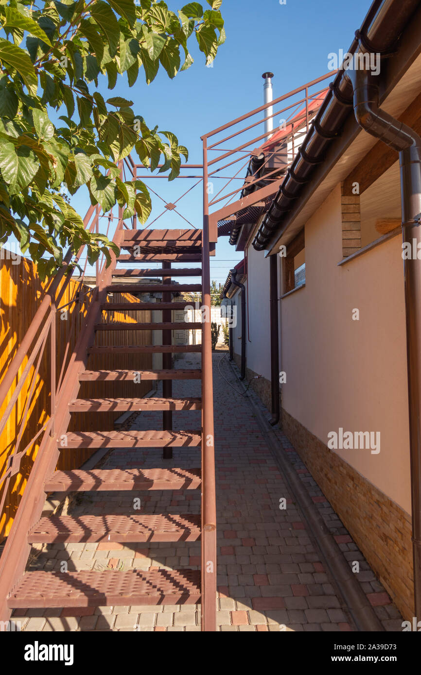 Metal staircase outside building hi-res stock photography and images ...