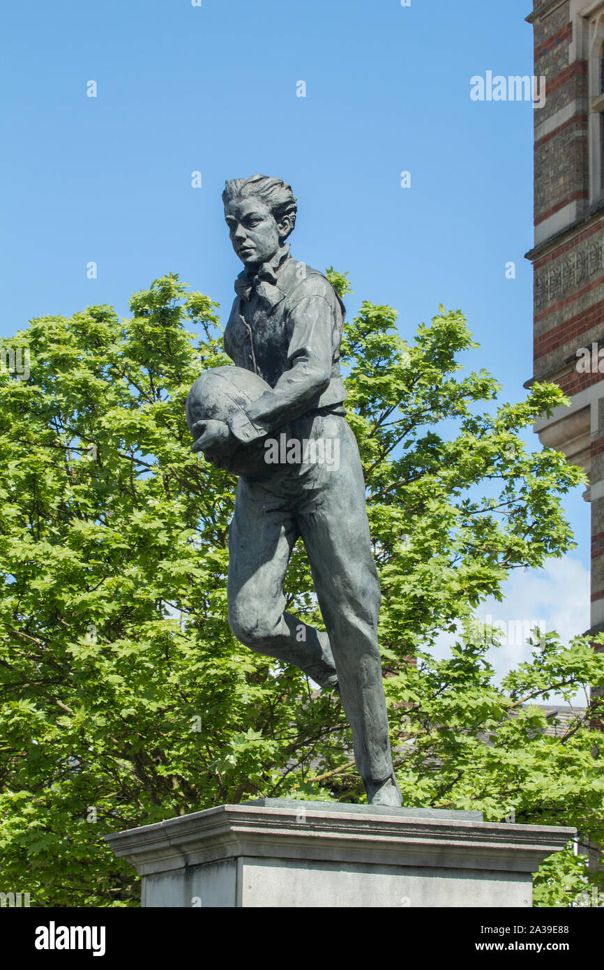 William Webb Ellis statue outside Rugby School, Warwickshire Stock ...