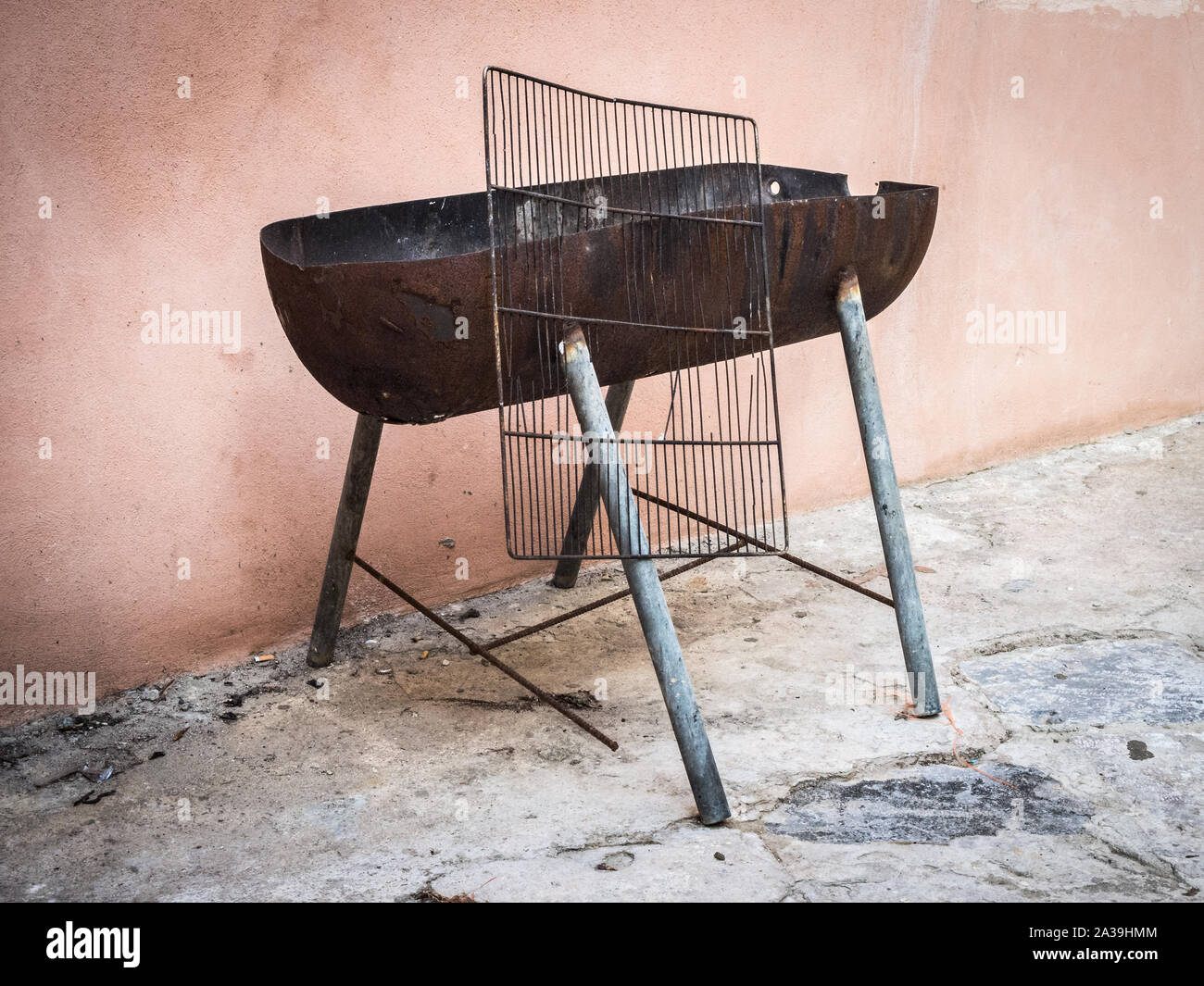 Dirty rusted barbecue grill hi-res stock photography and images - Alamy