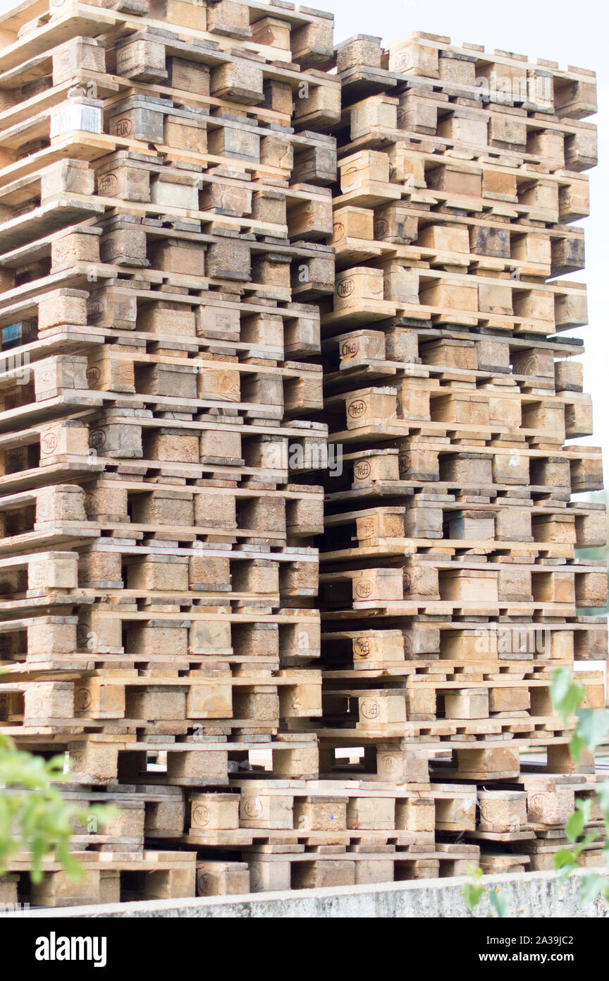 Stock wooden pallets hi-res stock photography and images - Alamy