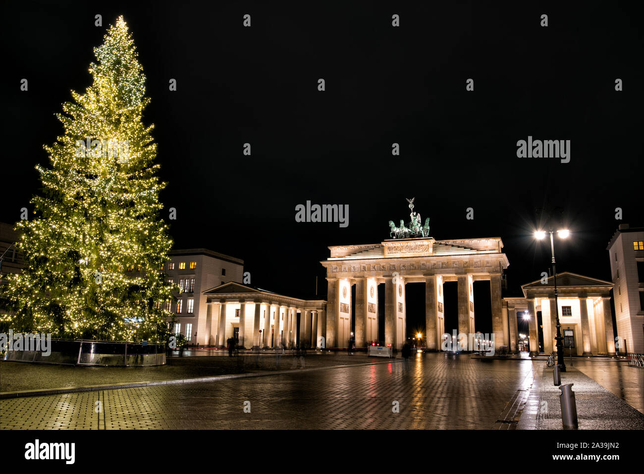 Berlin, Brandenburger Tor in winter night Stock Photo - Alamy
