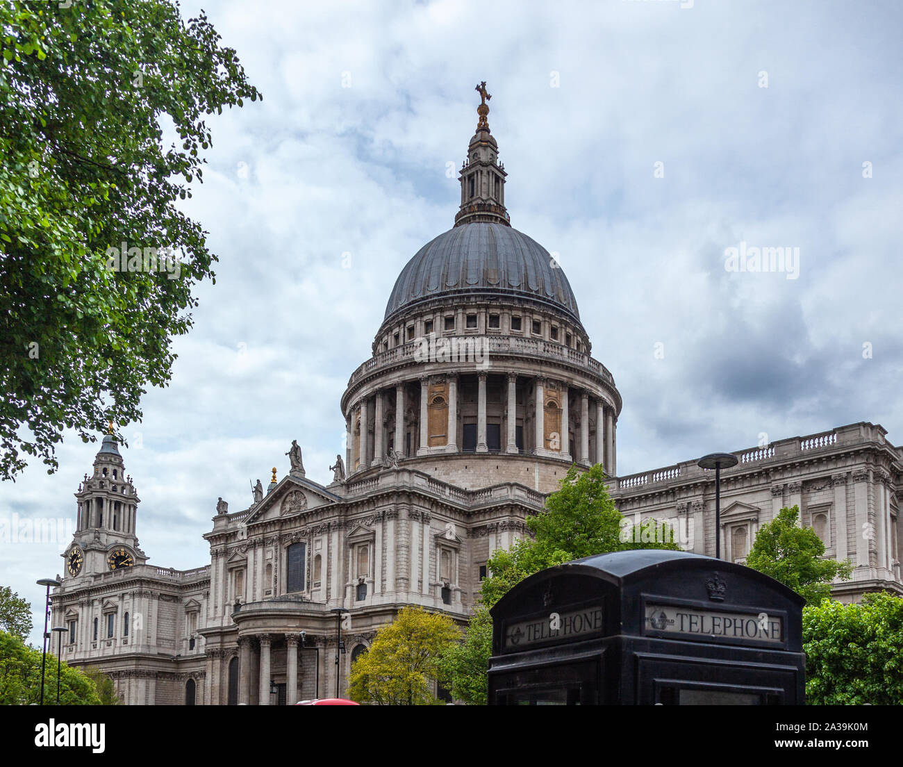 The dome of saint pauls cathedral hi-res stock photography and images ...