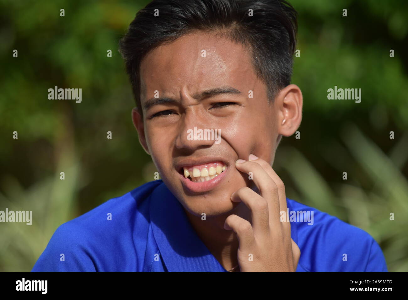 A Filipino Teenage Male With Toothache Stock Photo - Alamy