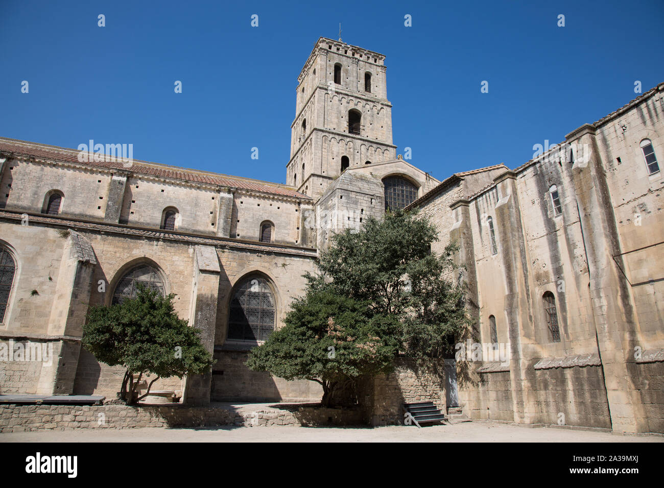 Cathedrale saint trophime hi-res stock photography and images - Alamy
