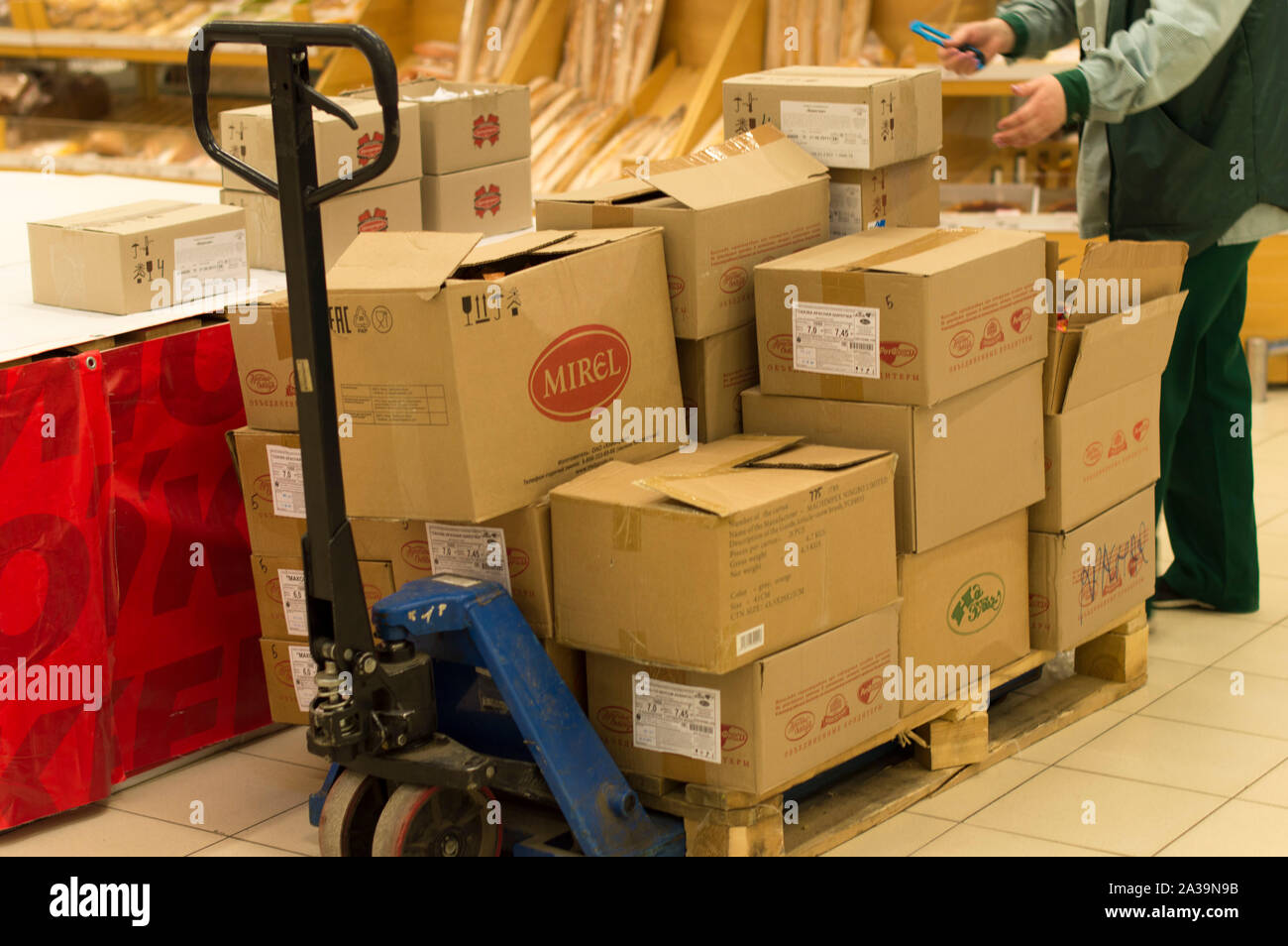 Unpacking from boxes of food in a supermarket. Russia Stock Photo - Alamy