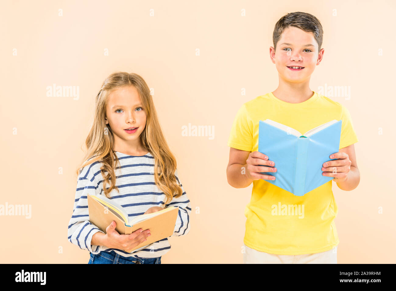 Kids holding books hi-res stock photography and images - Alamy