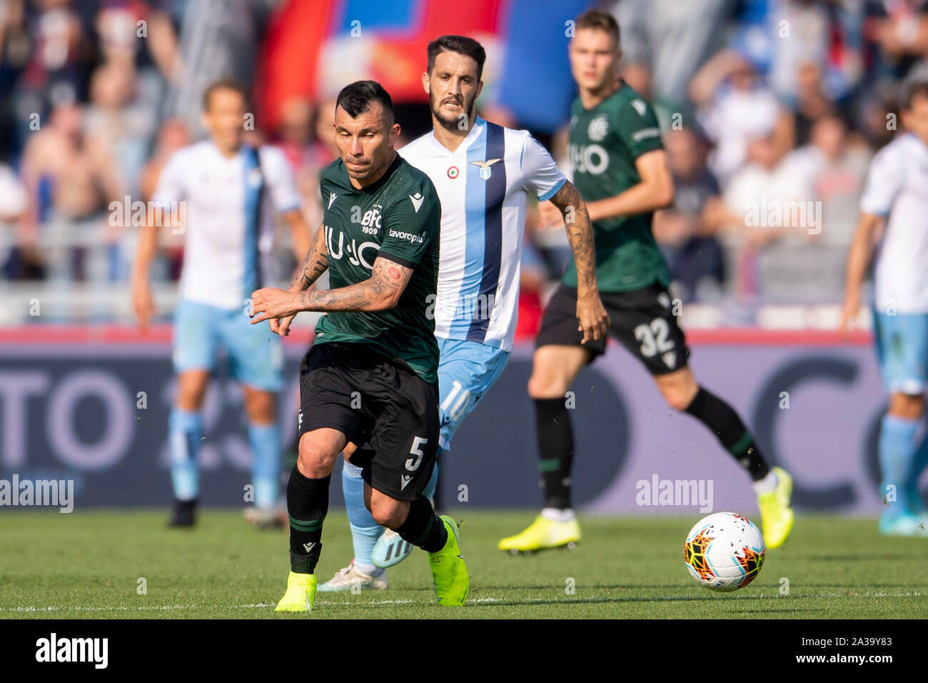 Gary Medel (Bologna) Luis Alberto Romero Alconchel (Lazio) during the ...