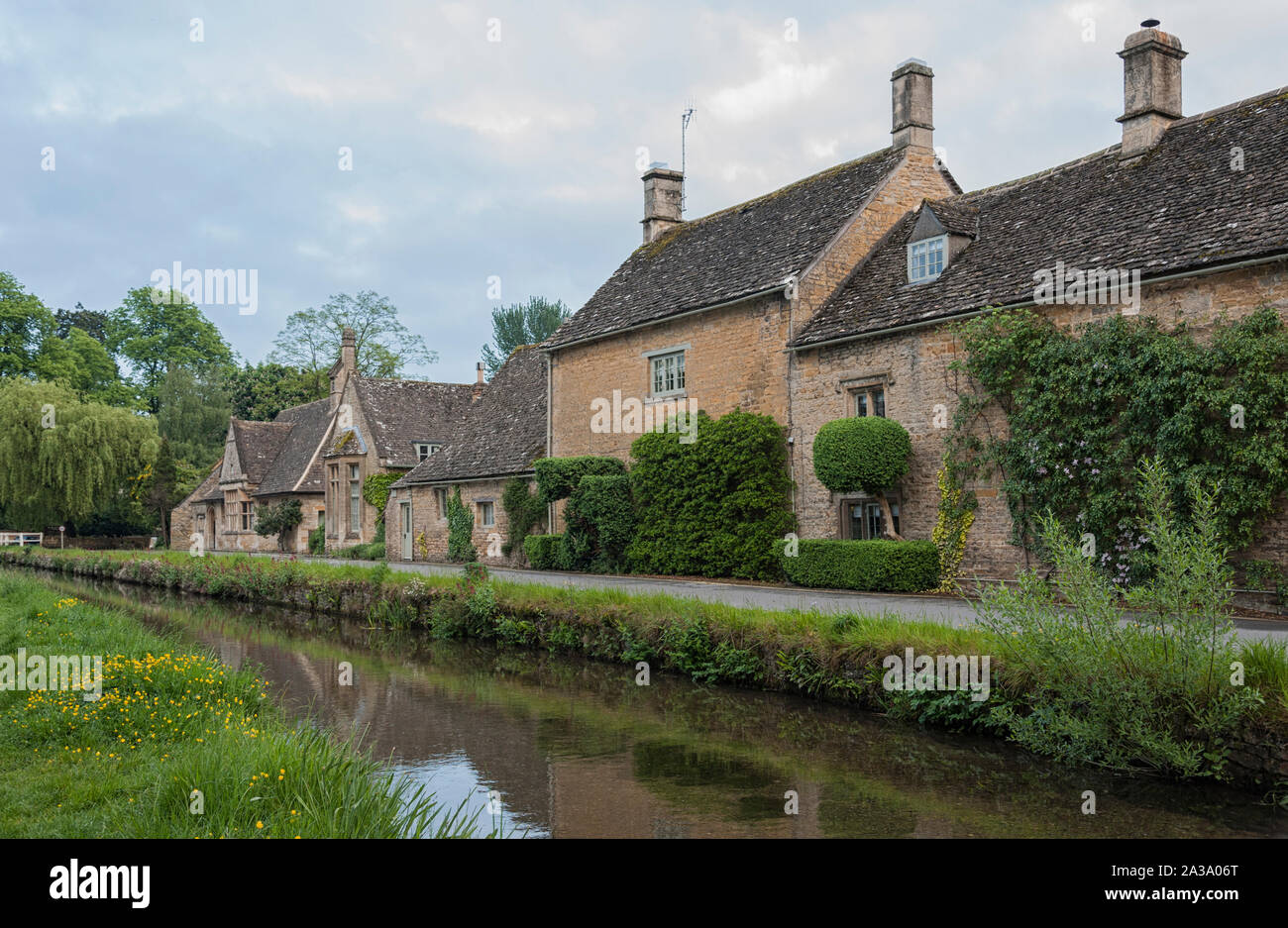 Typical cotswold cottages hi-res stock photography and images - Alamy