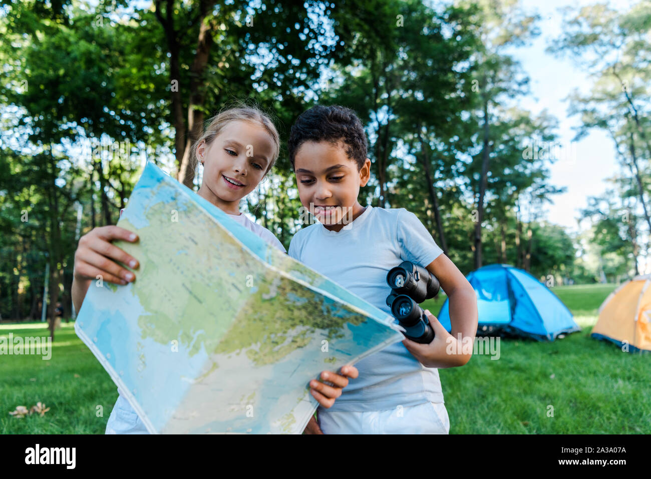 Children looking at map hi-res stock photography and images - Alamy