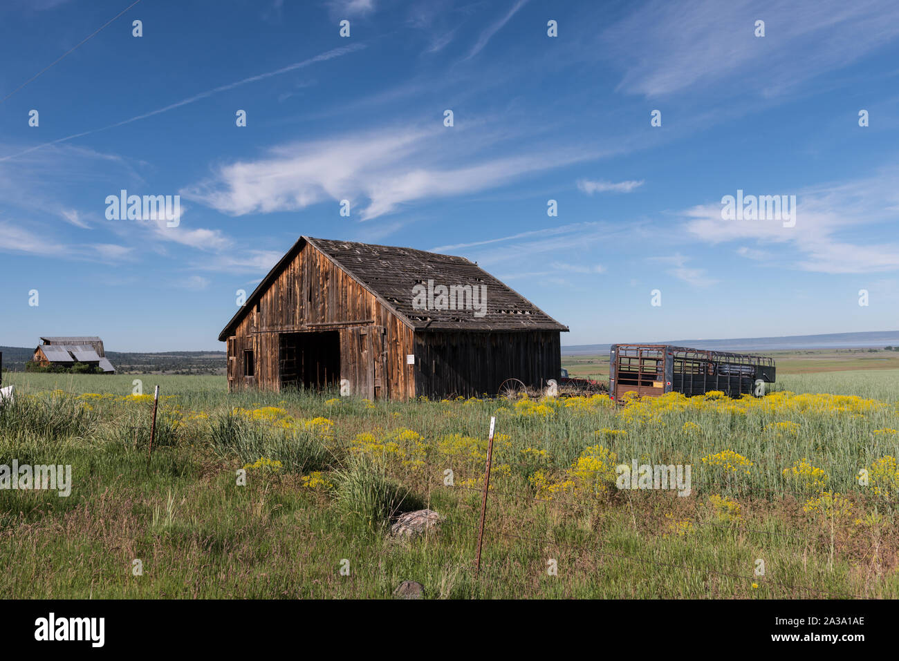 Scenic view: barn in Northeast California Stock Photo - Alamy